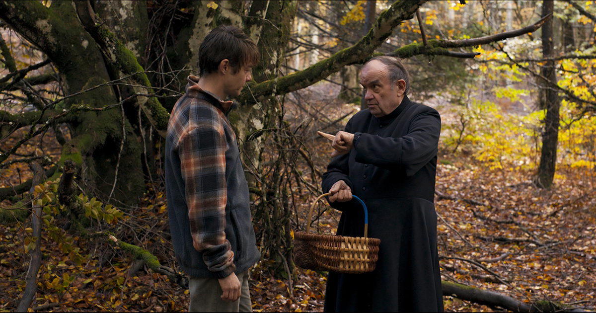 【解説】映画『ミゼリコルディア』アラン・ギロディの描く暗闇の奥ゆき、キノコの下には死体が埋まっている｜CINEMORE（シネモア）